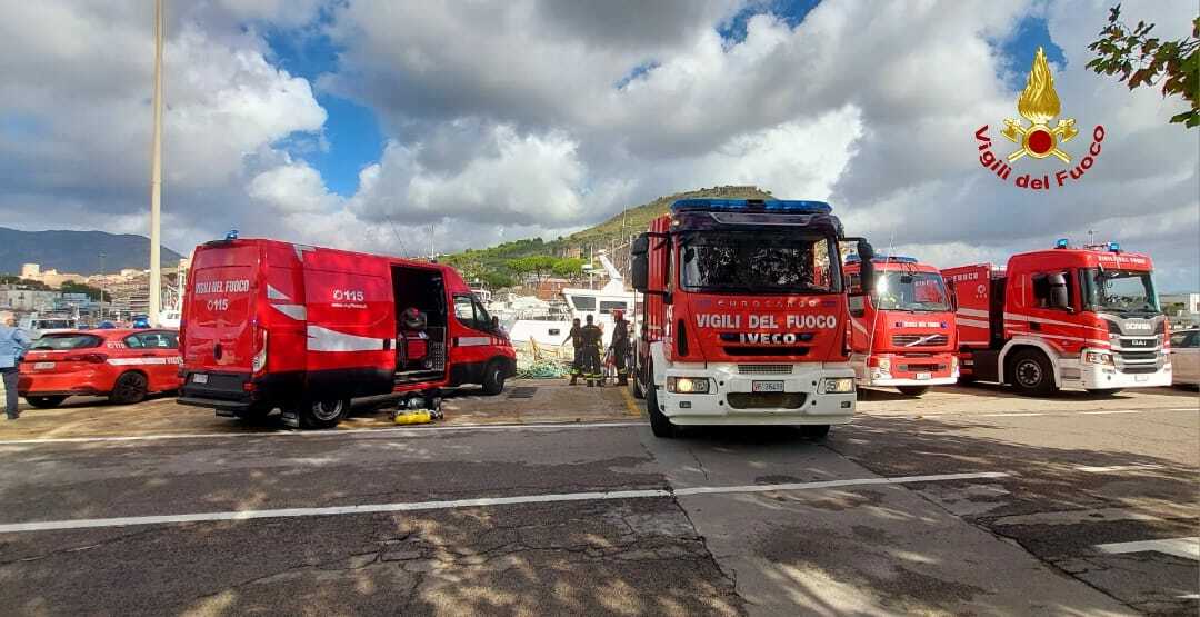 Incendio su un peschereccio al porto di Terracina, si indaga sulle ...