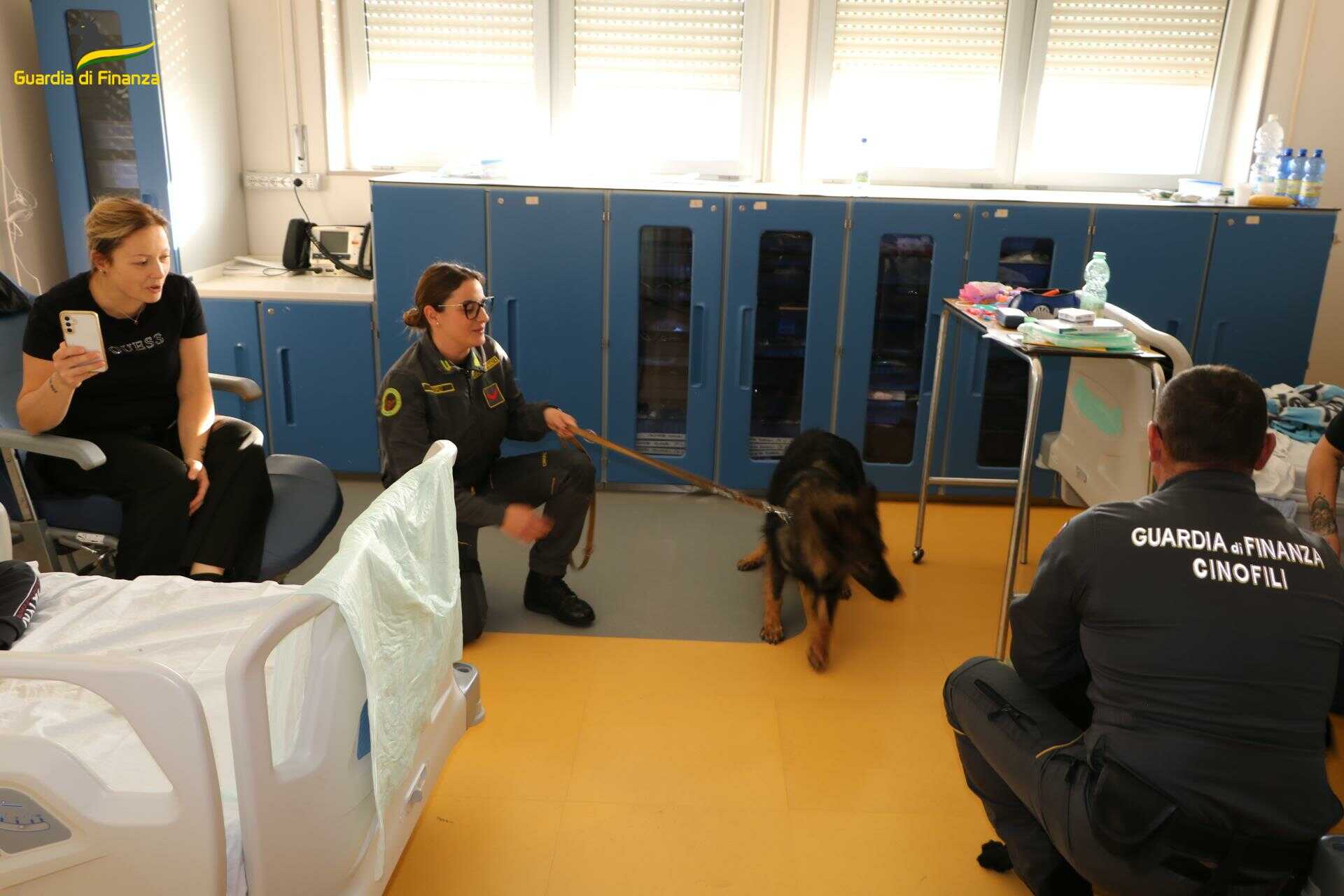 La Guardia di Finanza dona ai bimbi ricoverati al Goretti giochi ...