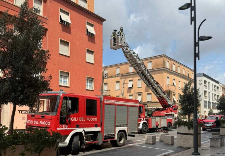 Crolla un pezzo di cornicione in centro a Latina, area messa in ...